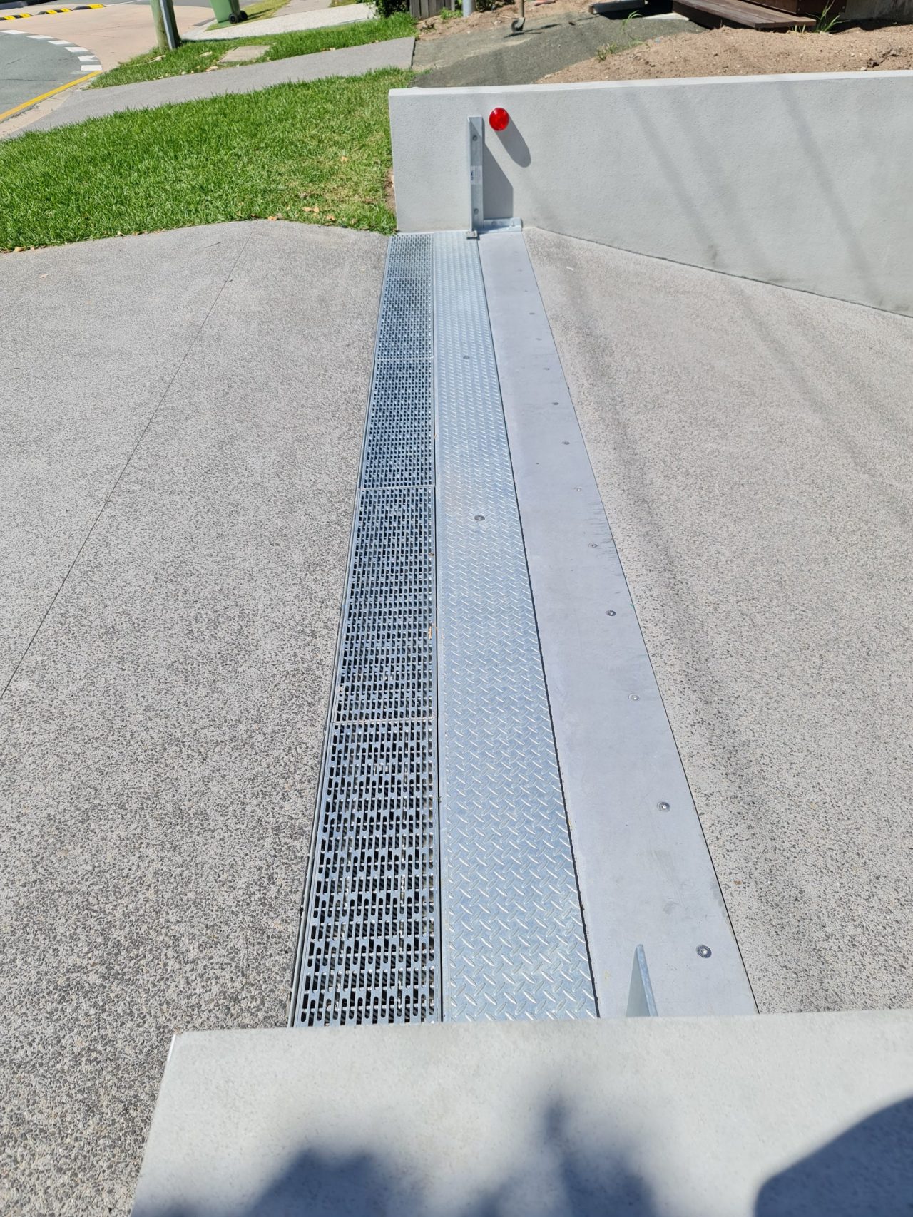 Flood Barrier - Flow Defence Australia: Self Activating